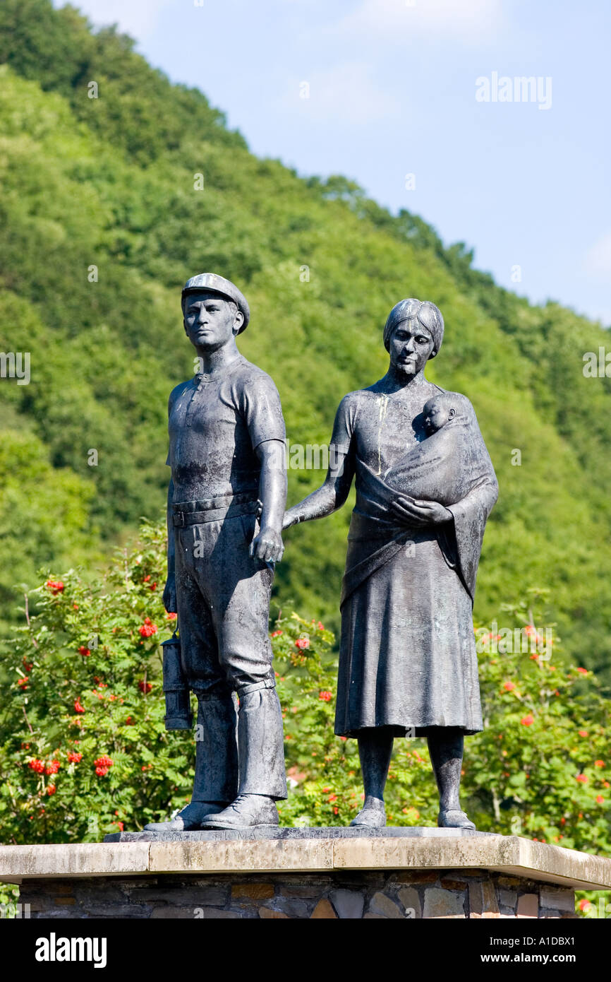 Miner Statue Tonypandy Rhondda South Wales Stock Photo - Alamy
