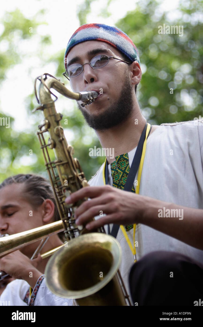 Street musician plays Stock Photo - Alamy