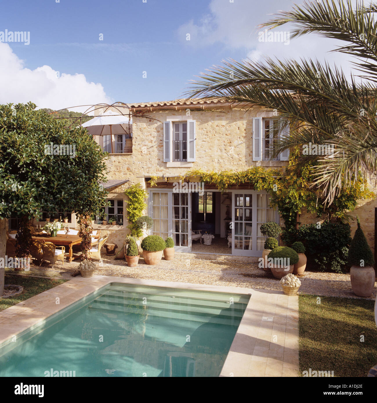 Mediterranean villa hi-res stock photography and images - Alamy