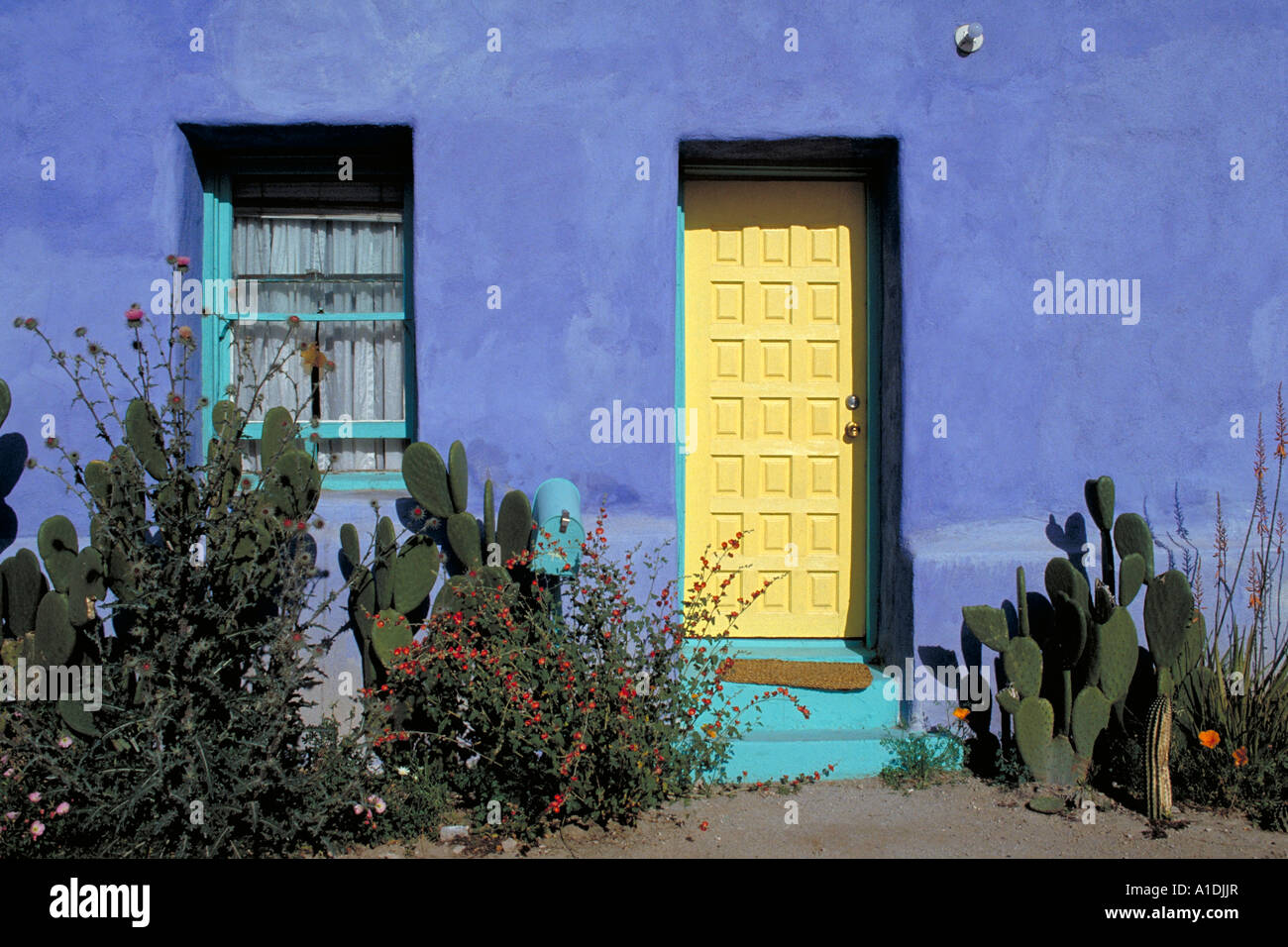 Colorful adobe house arizona hi-res stock photography and images - Alamy