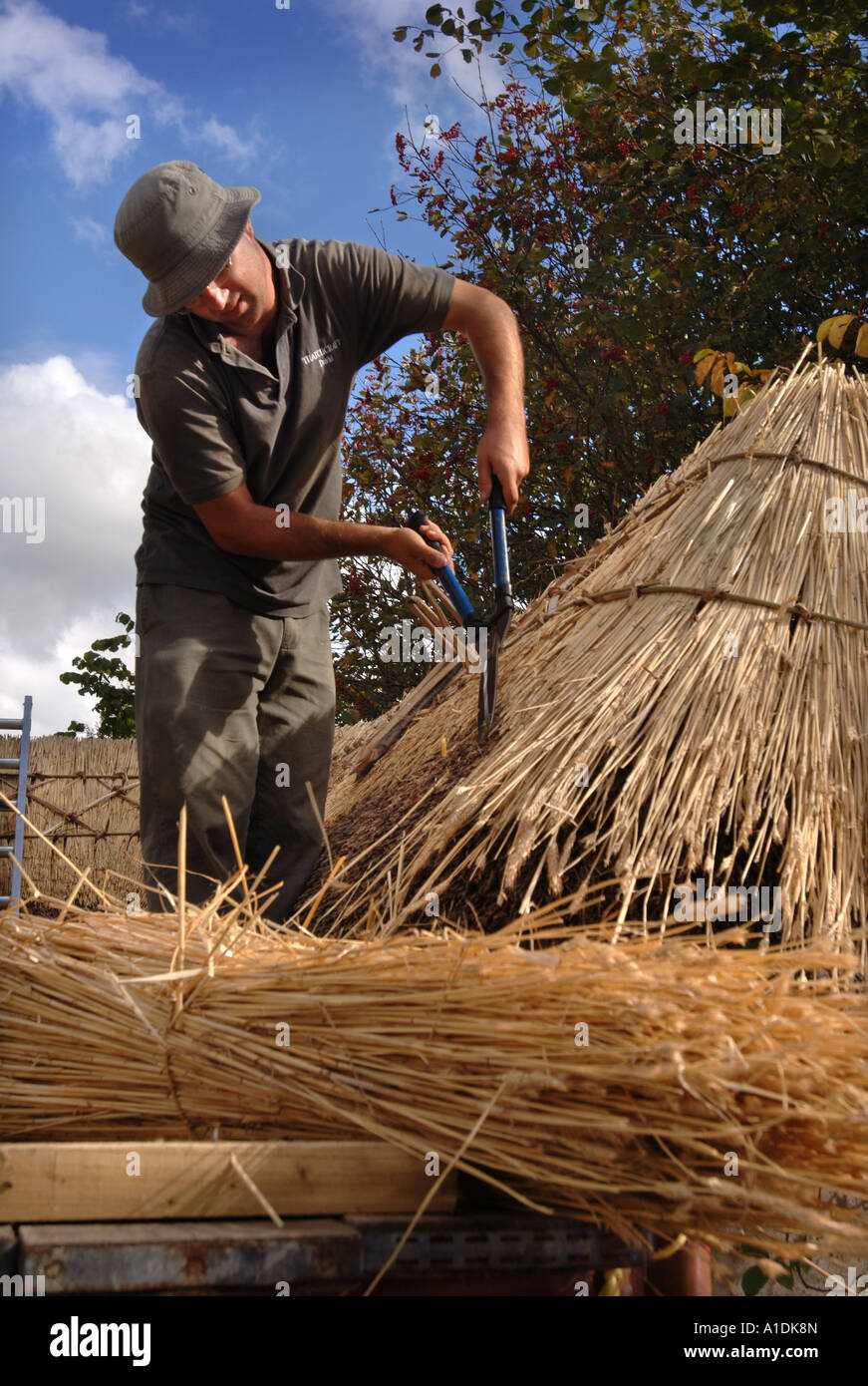 Devon thatcher on roof hi-res stock photography and images - Alamy