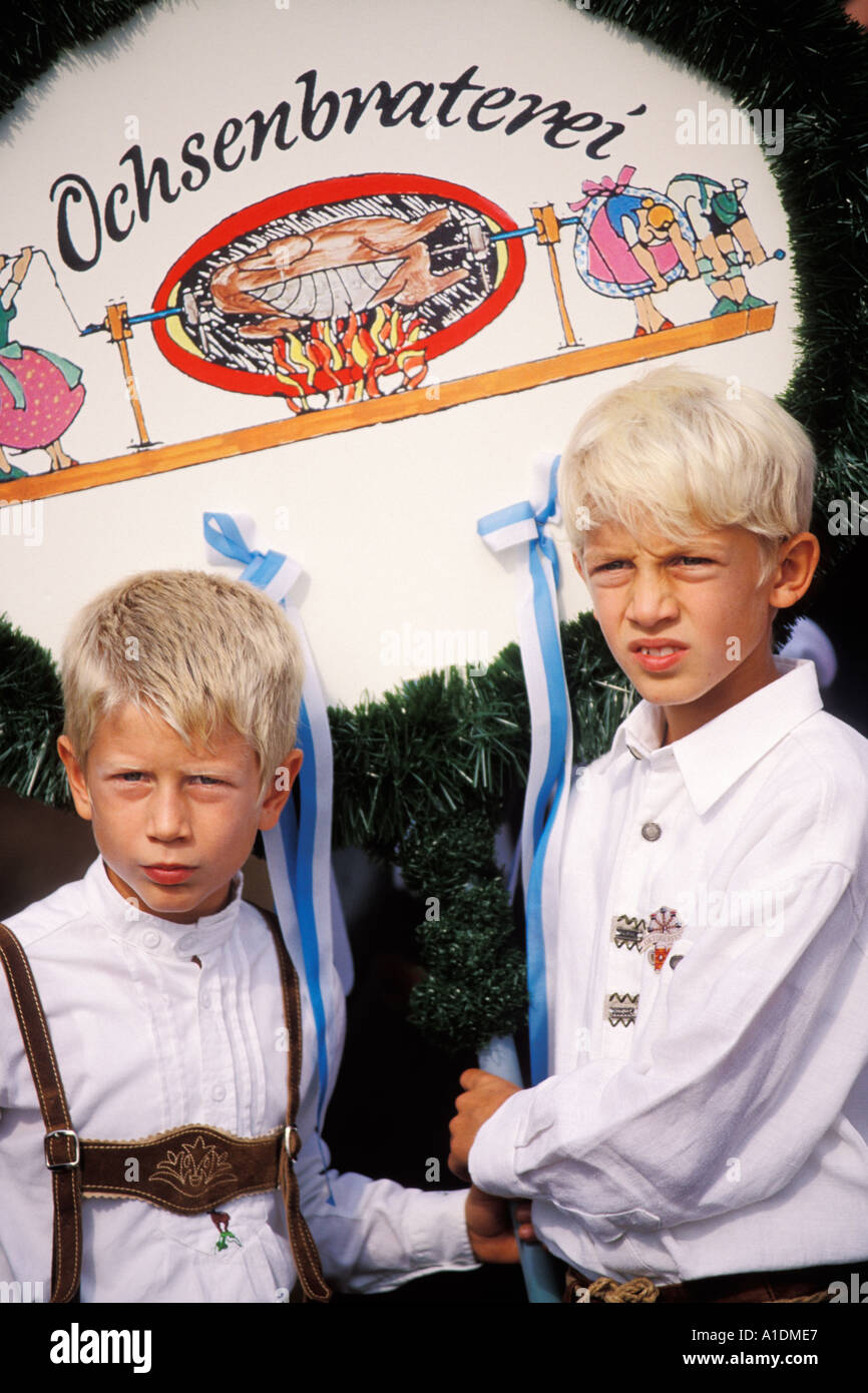Germany, Munich, Oktoberfest, Children in traditional Bavarian clothes ...