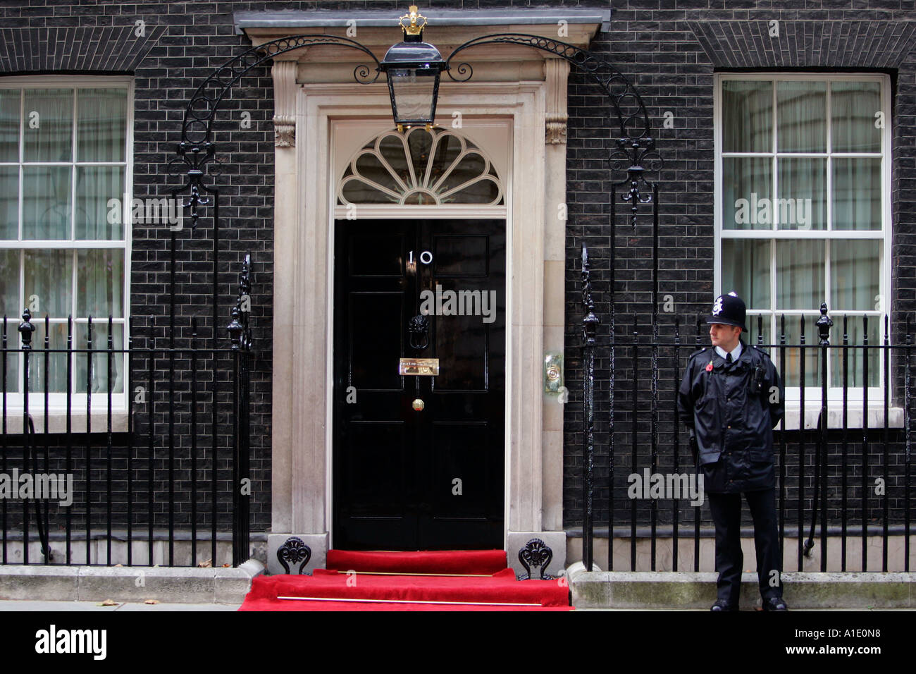 Armed police guard downing street hi-res stock photography and images ...
