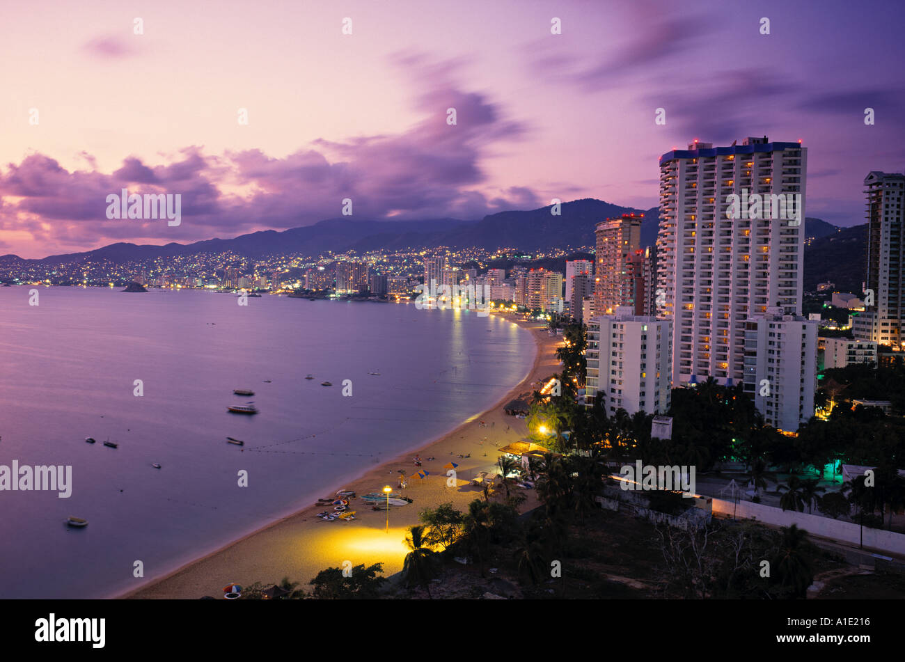 Acapulco mexico night hi-res stock photography and images - Alamy