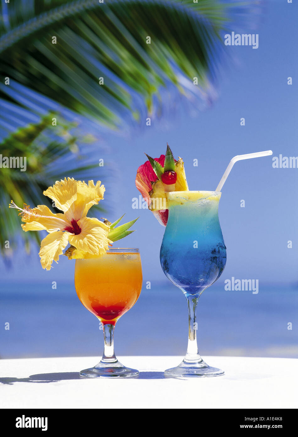 Tropical cocktails in beach setting Stock Photo - Alamy
