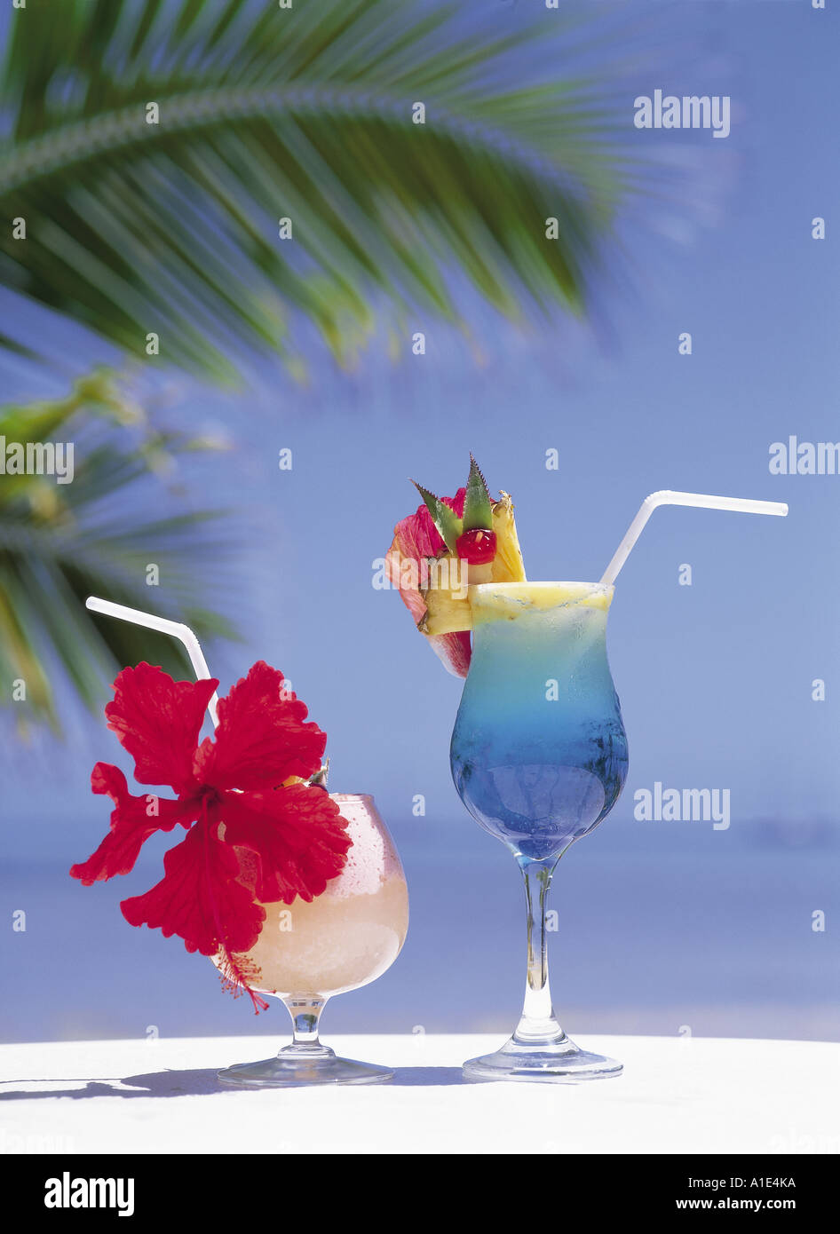 Tropical cocktails in beach setting Stock Photo - Alamy