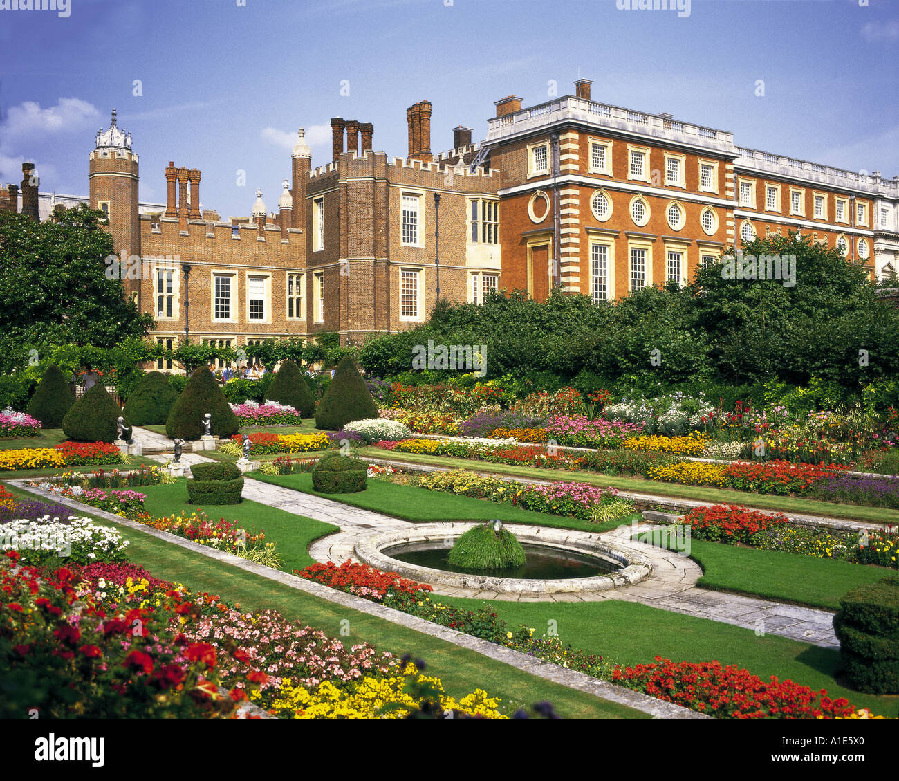 Sunken garden pond hi-res stock photography and images - Alamy