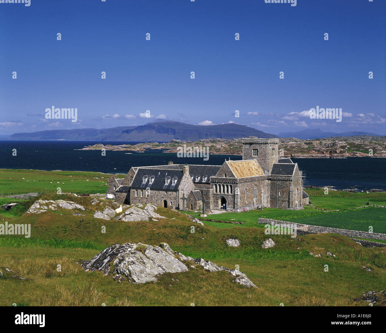 Iona Abbey on Iona Island in Scotland Stock Photo - Alamy
