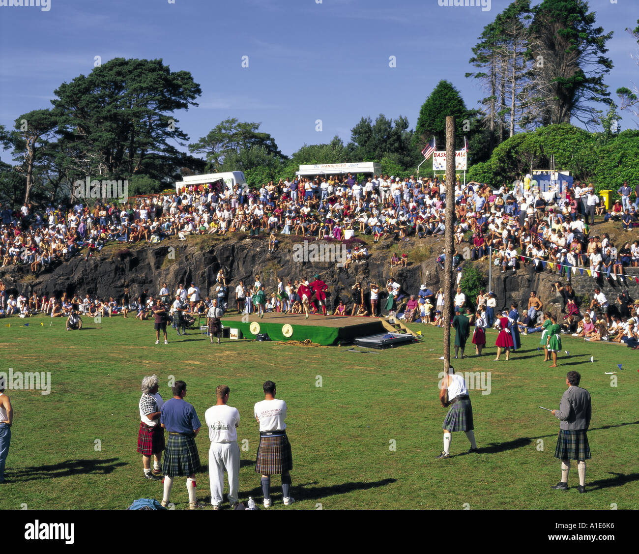 Tossing the caber in the highlands hi-res stock photography and images ...