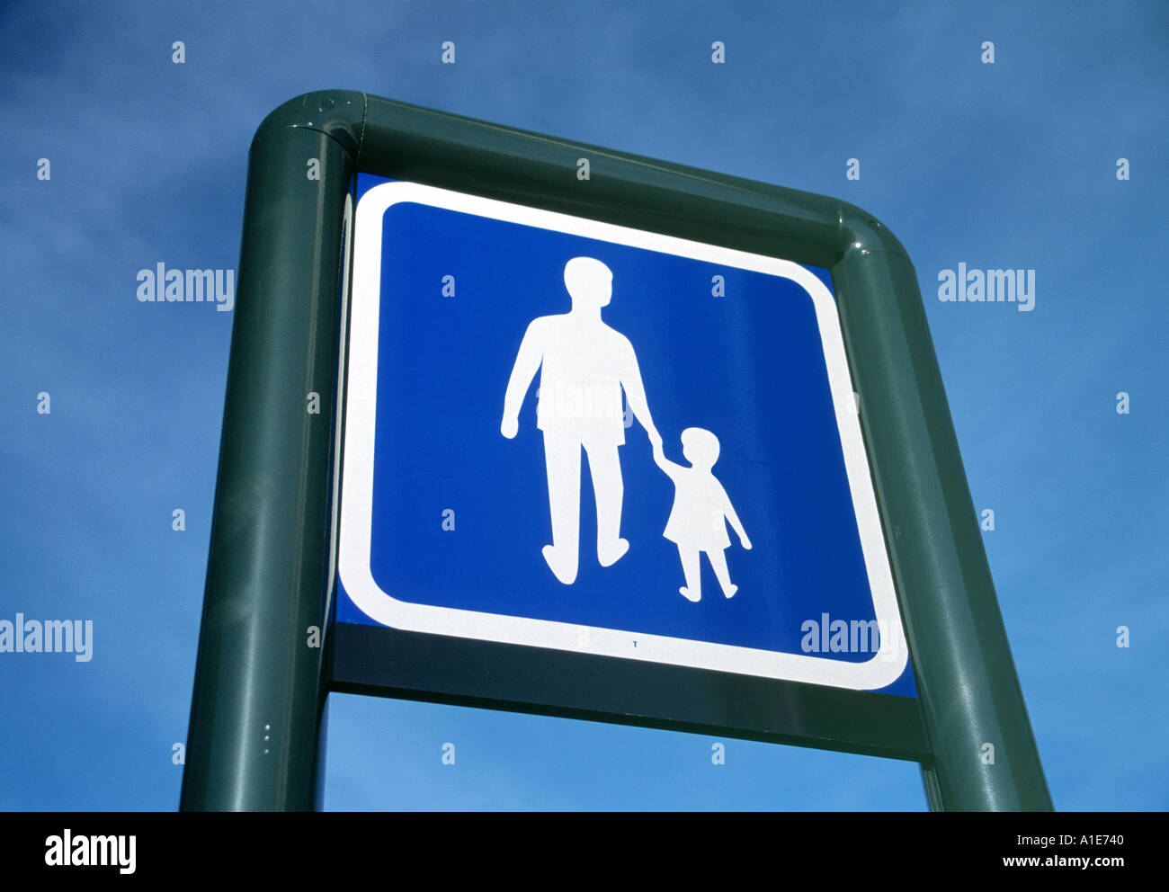 Blue pedestrian zone sign mother and child hi-res stock photography and ...