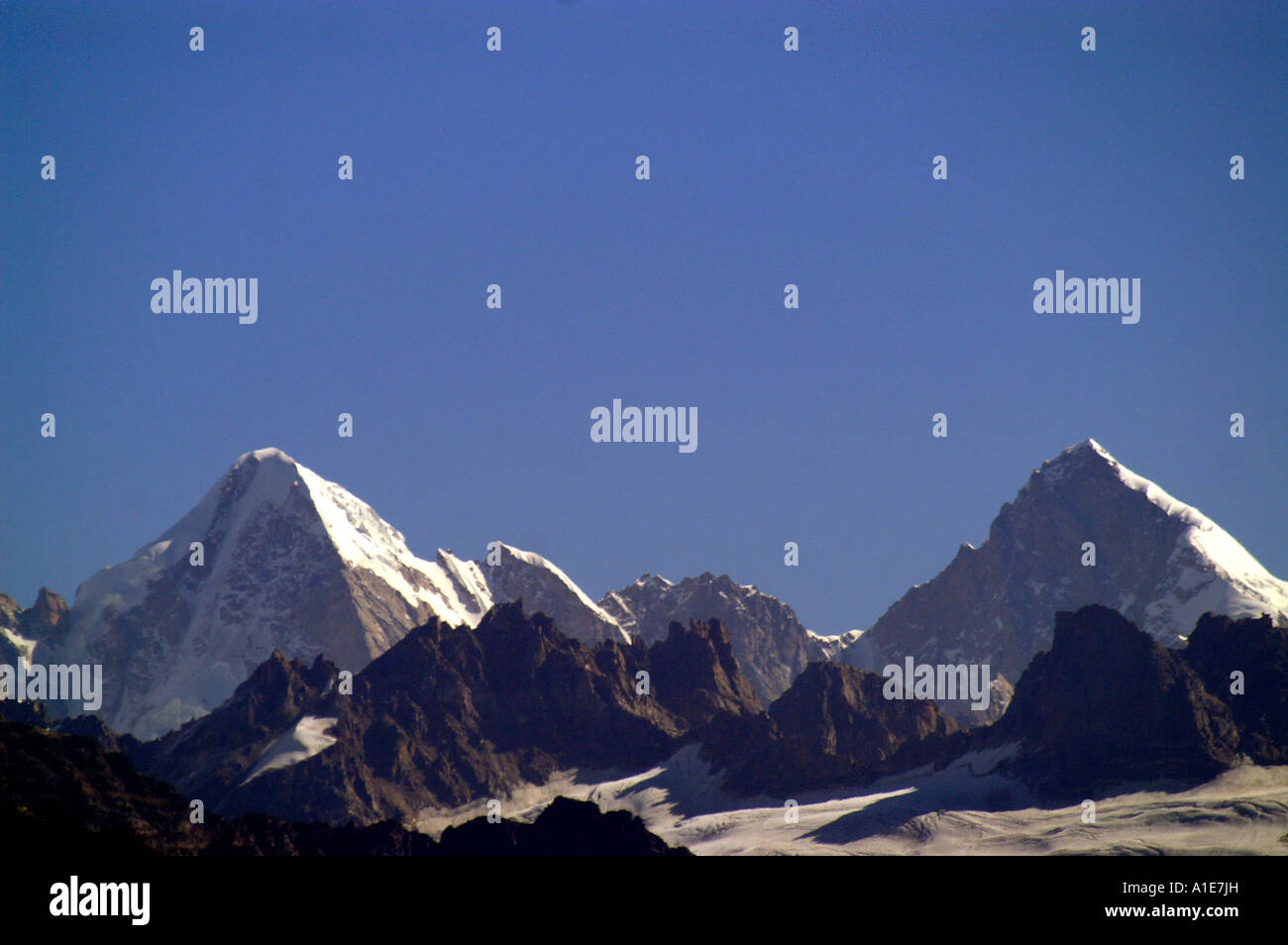 Pyramid snow capped mountains hi-res stock photography and images - Alamy