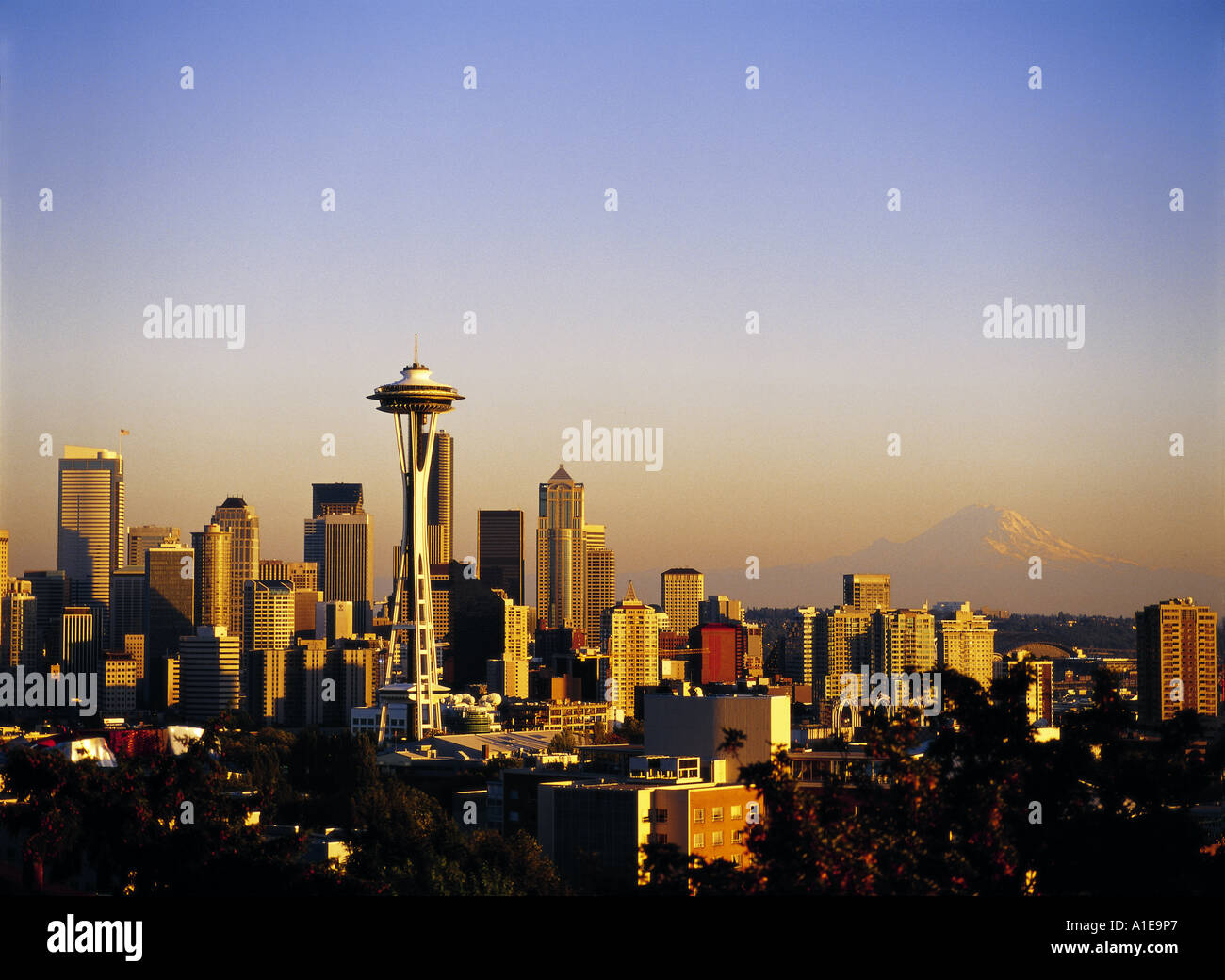 Seattle space needle blue sky hi-res stock photography and images - Alamy