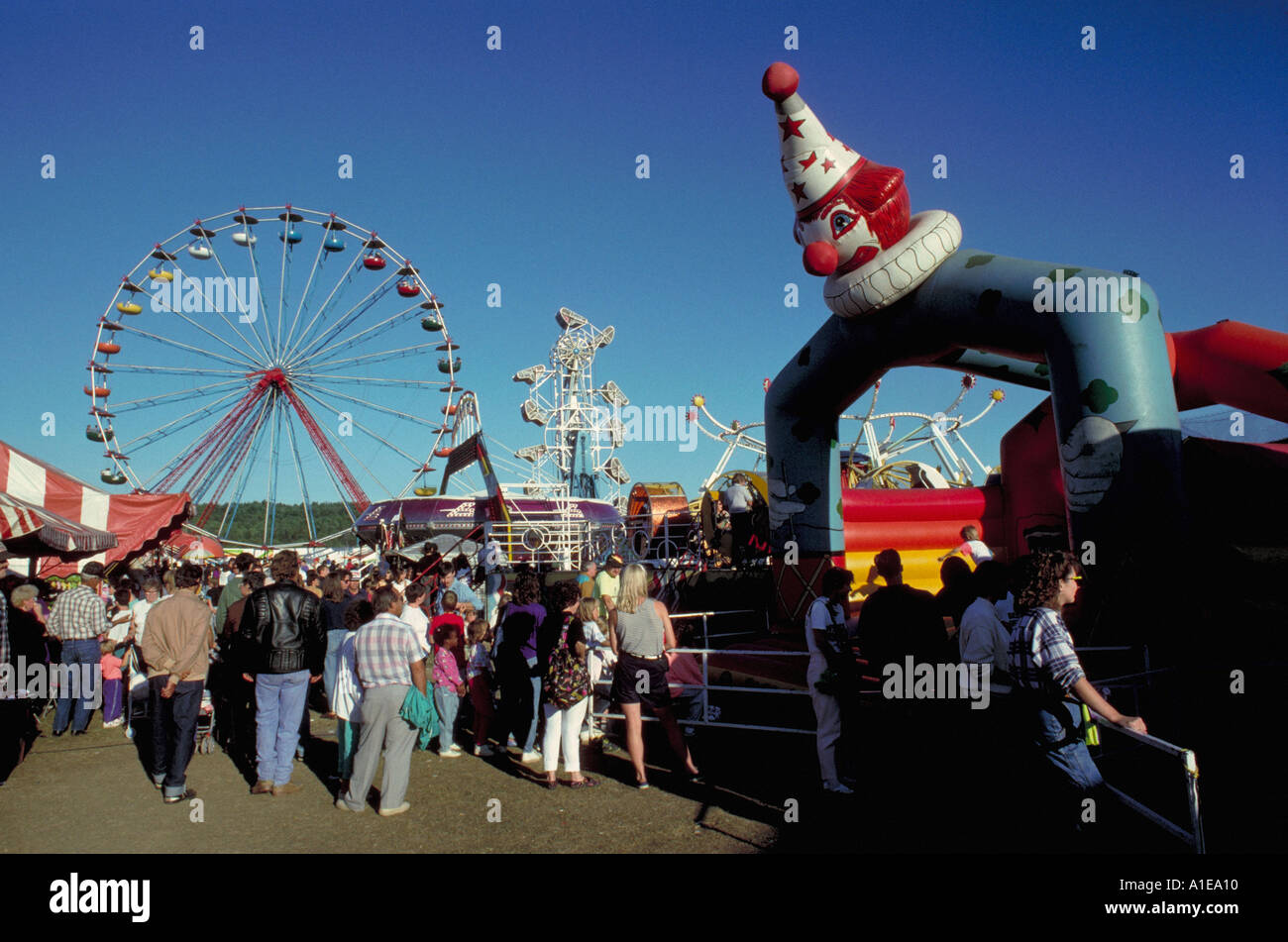 Midway fair games ferris wheel hi-res stock photography and images - Alamy