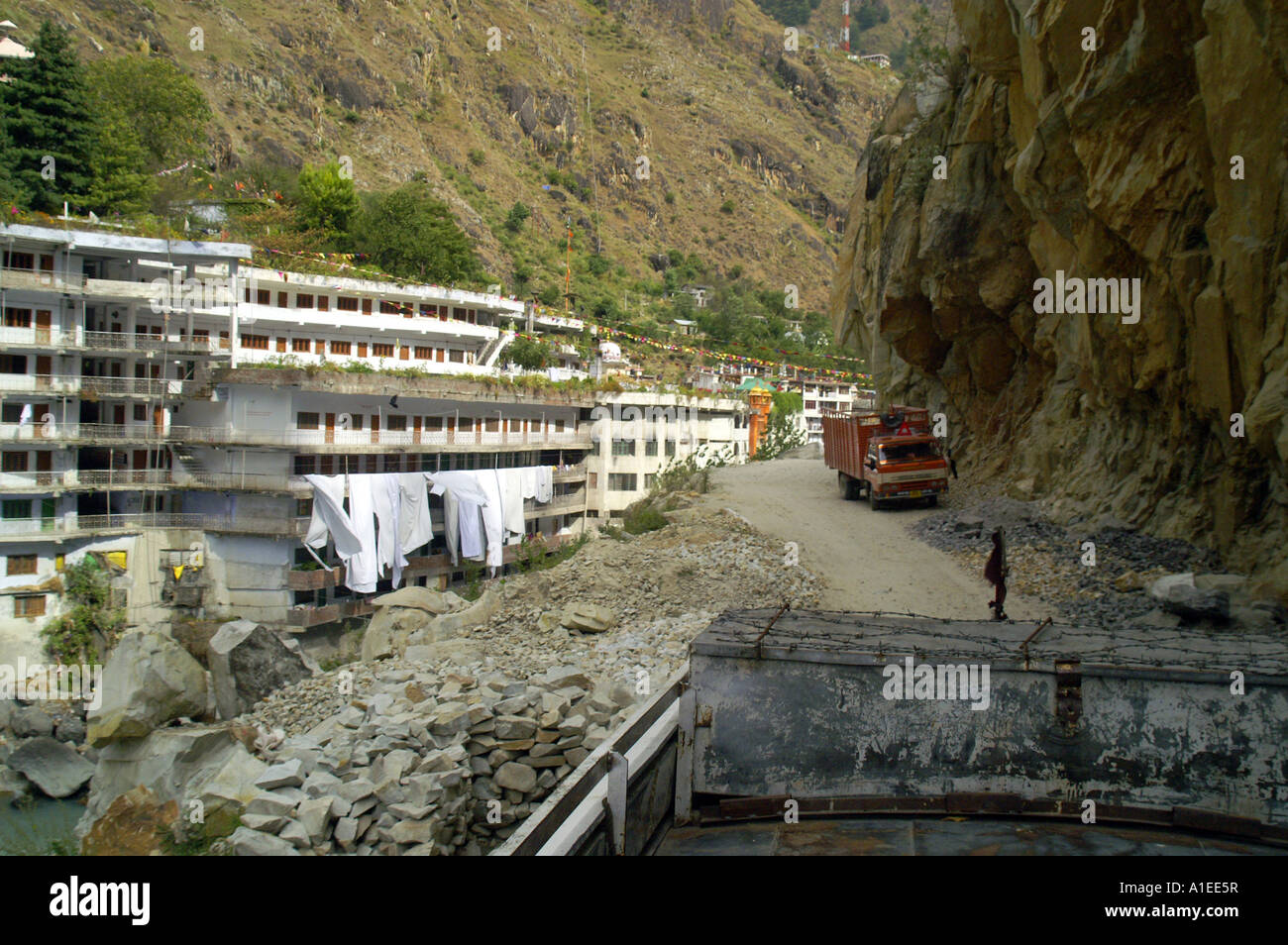 Dangerous road and Manikaran hot sprngs in Parvati Valley in Indian ...