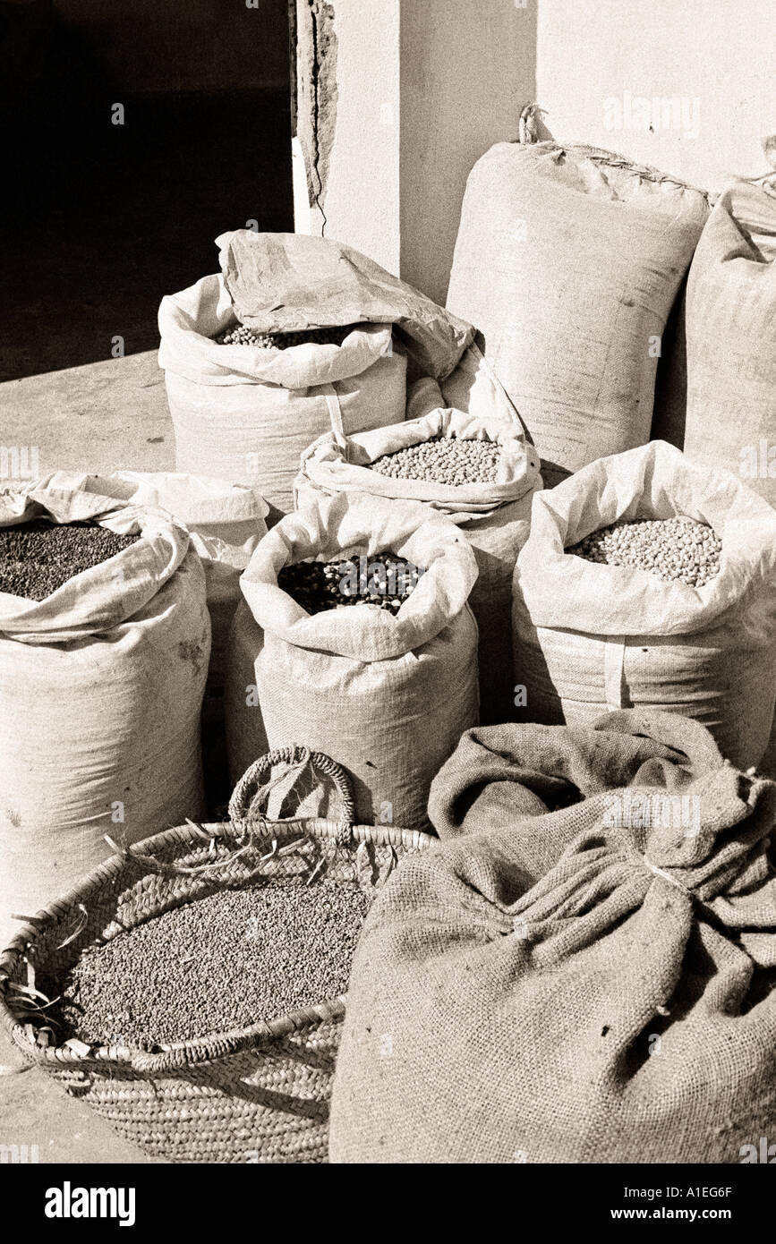 Dried grains and beans market hi-res stock photography and images - Alamy