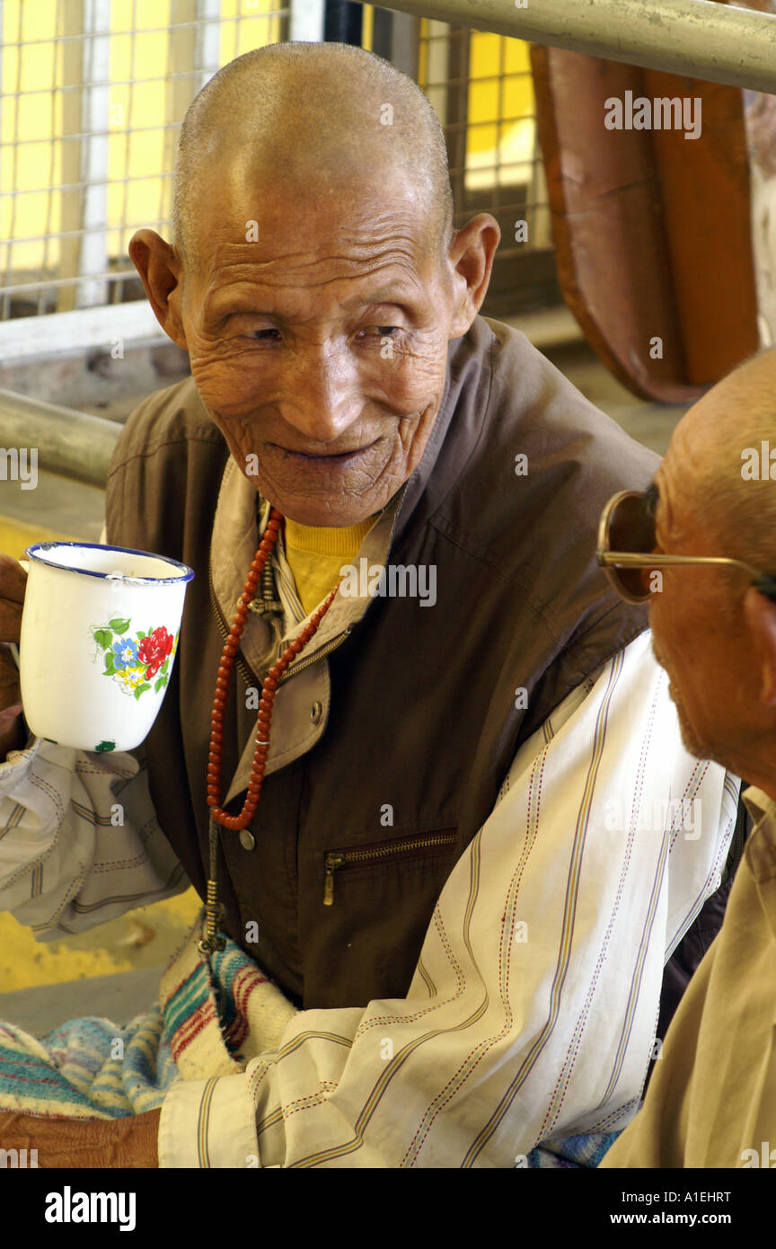 India couple drinking tea hi-res stock photography and images - Alamy