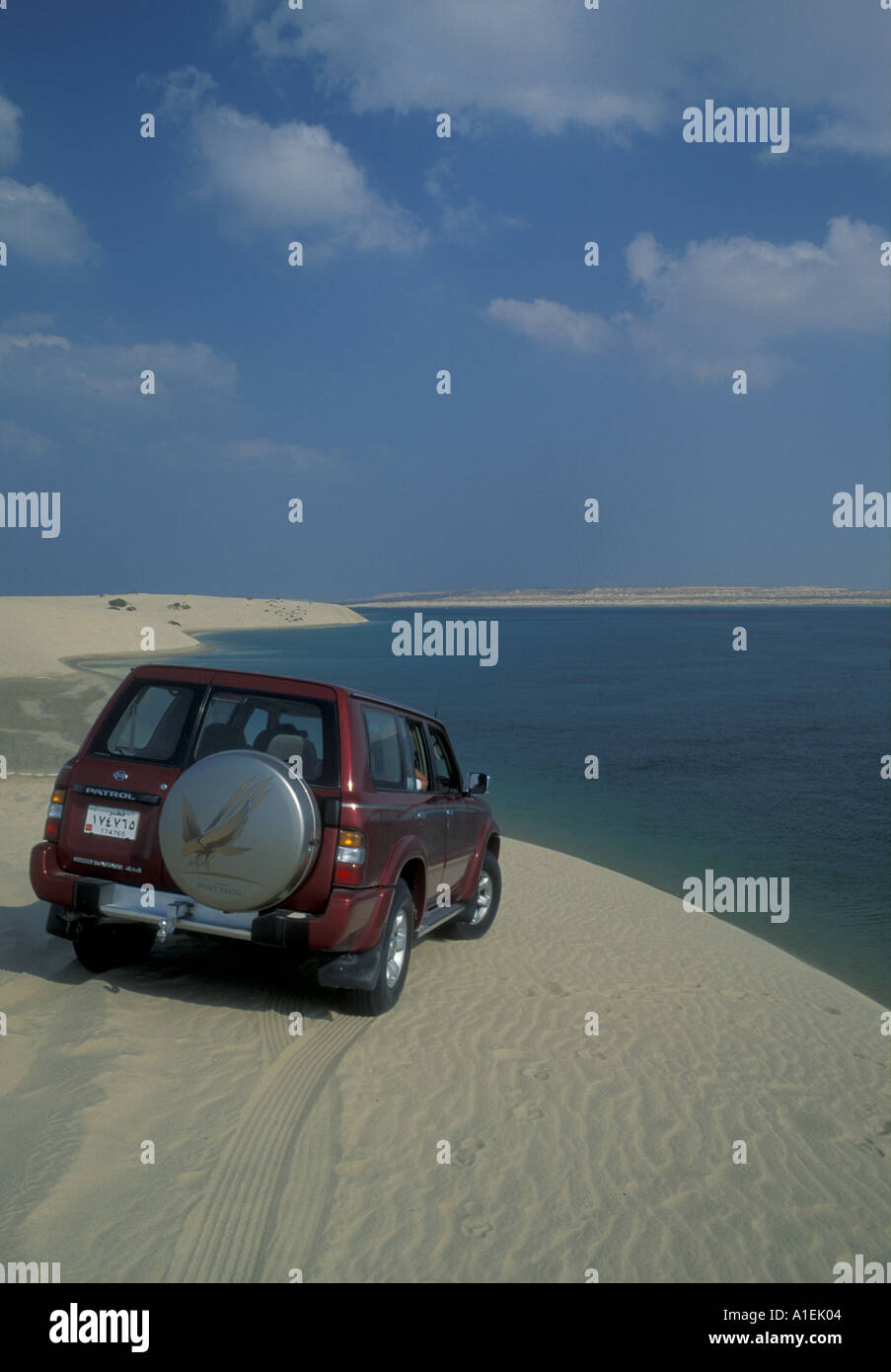 Qatar desert 4x4 hi-res stock photography and images - Alamy
