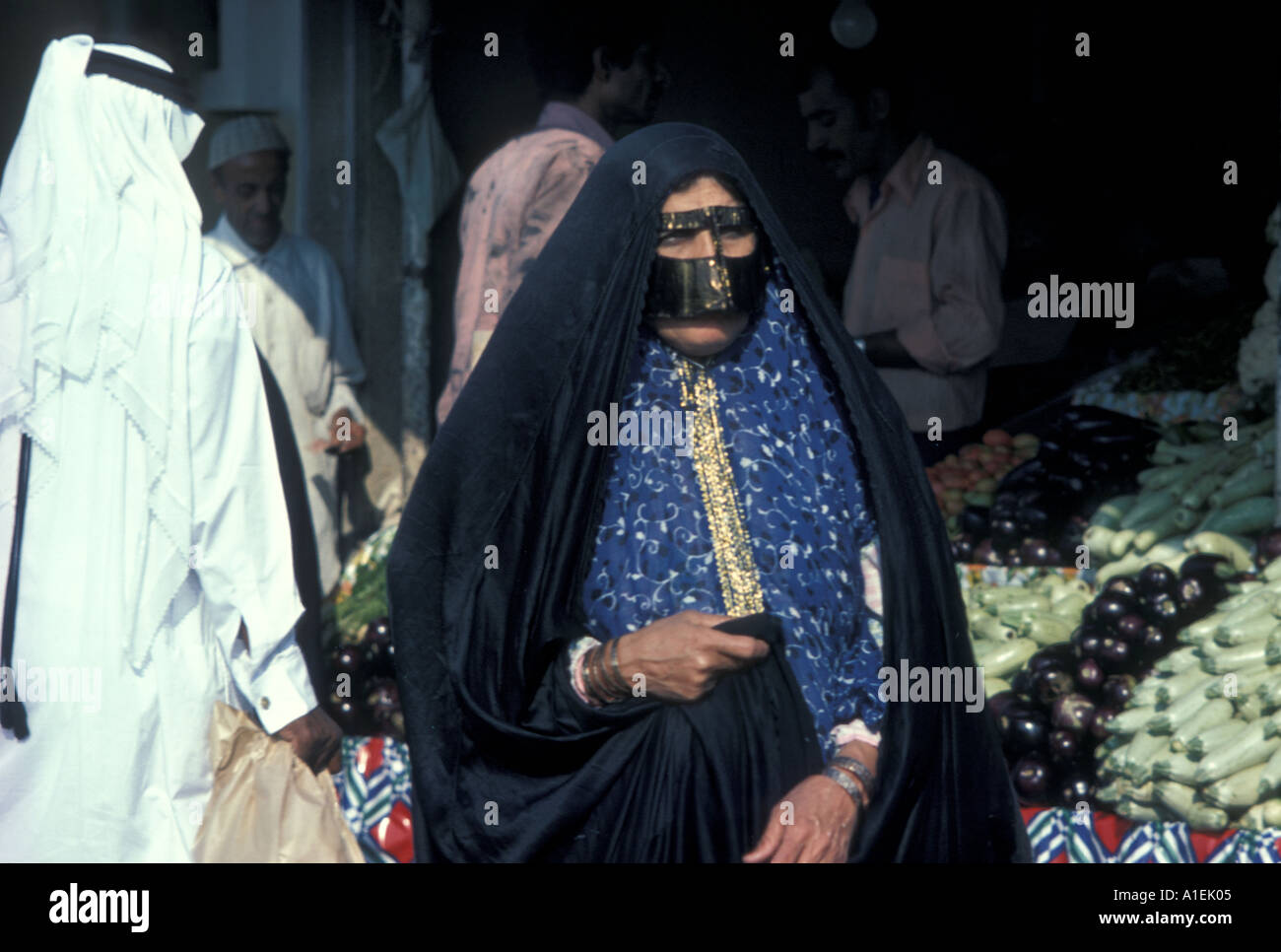 Woman shopping in burqa hi-res stock photography and images - Alamy