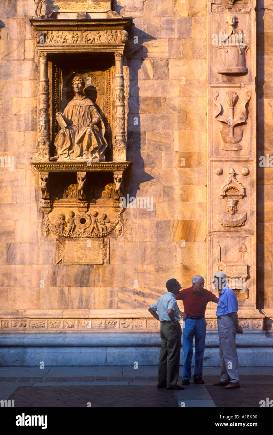 THREE ITALIAN MEN AND CATHEDRAL COMO ITALY Stock Photo - Alamy