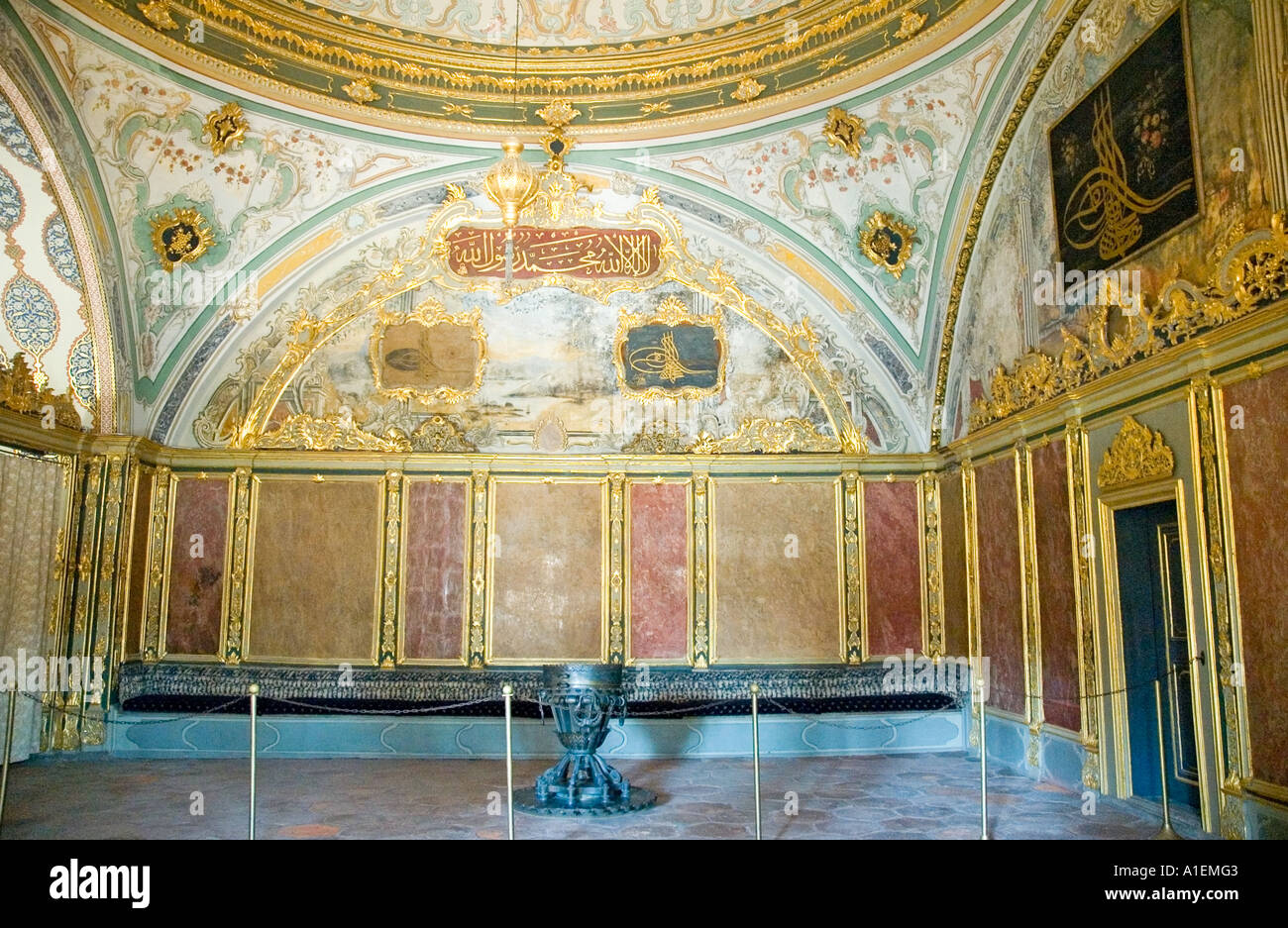 Gilt ceiling hi-res stock photography and images - Alamy