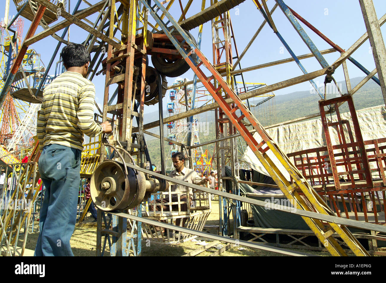 Man carnie decoupling transmission of Indian merry go round giant wheel ...
