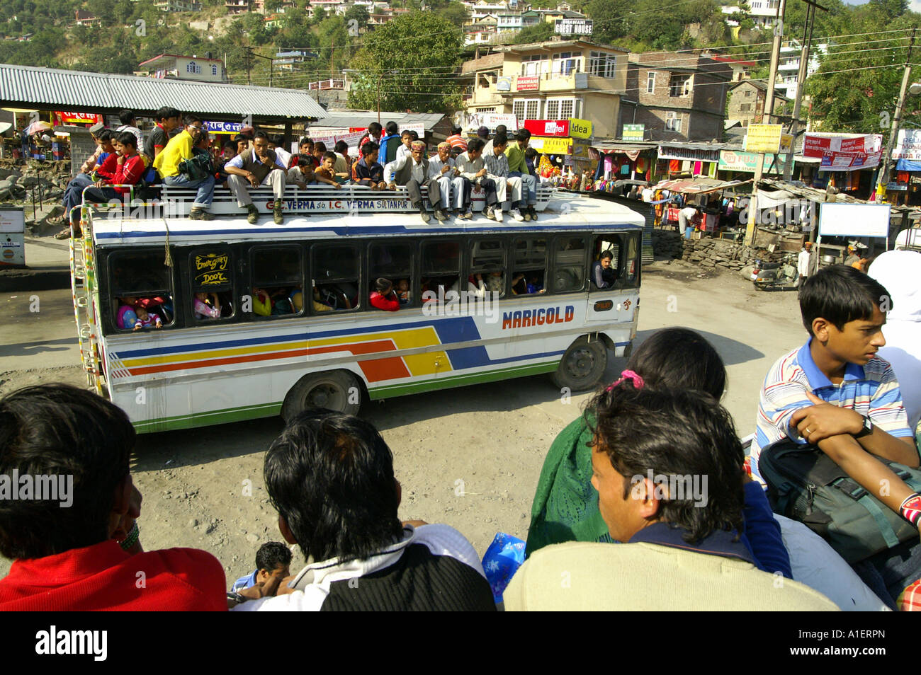 Overcrowded bus india hi-res stock photography and images - Alamy
