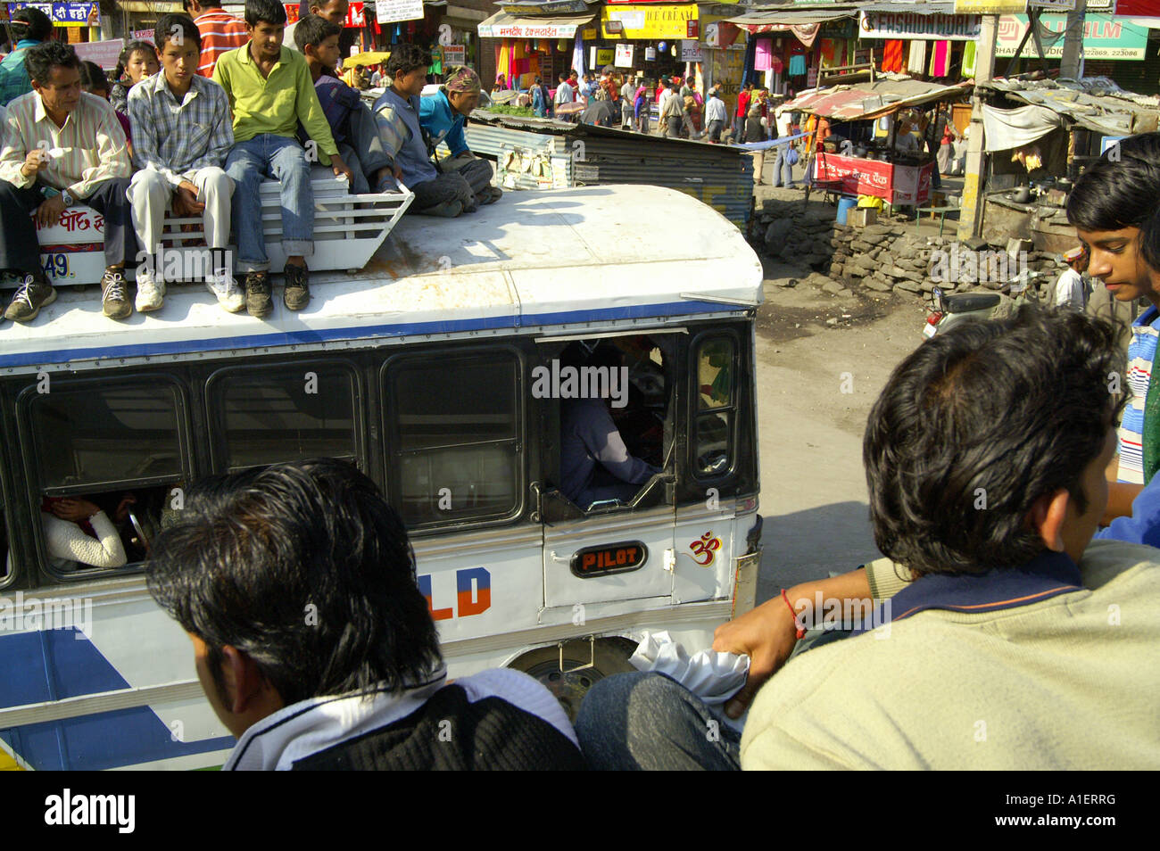 Overcrowded bus india hi-res stock photography and images - Alamy