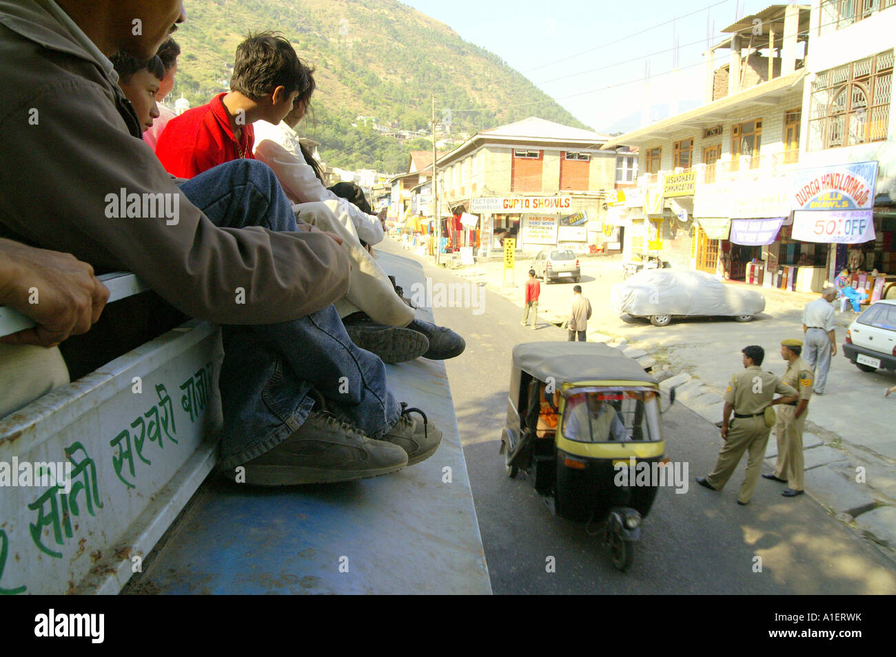 Overcrowded bus india hi-res stock photography and images - Alamy