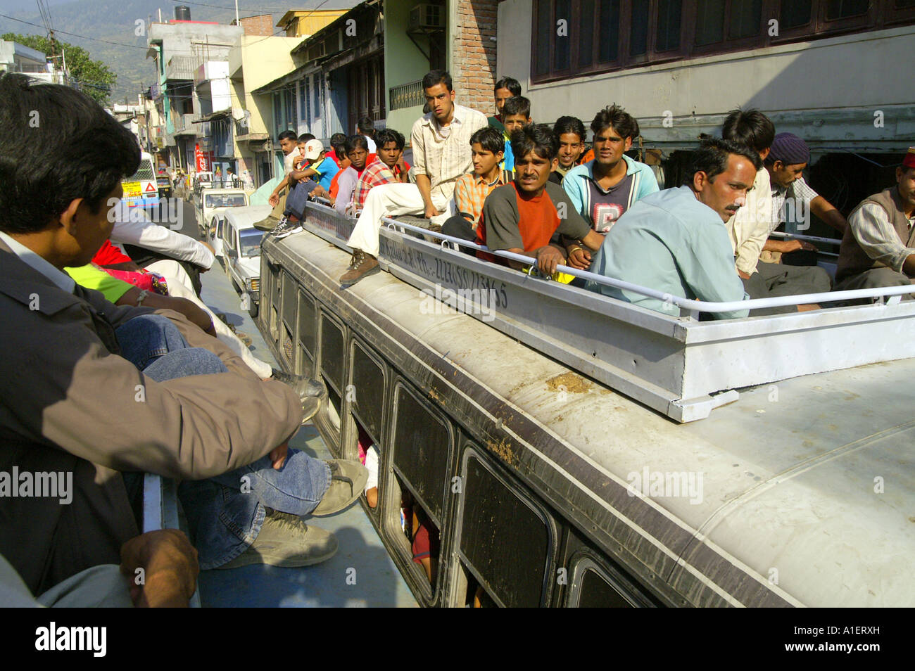 Overcrowded bus india hi-res stock photography and images - Alamy