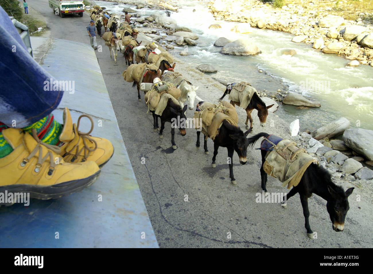 Overcrowded bus india hi-res stock photography and images - Alamy