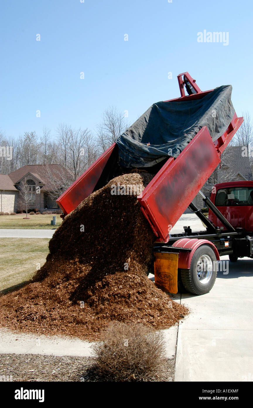 Dump truck drops load mulch hi-res stock photography and images - Alamy