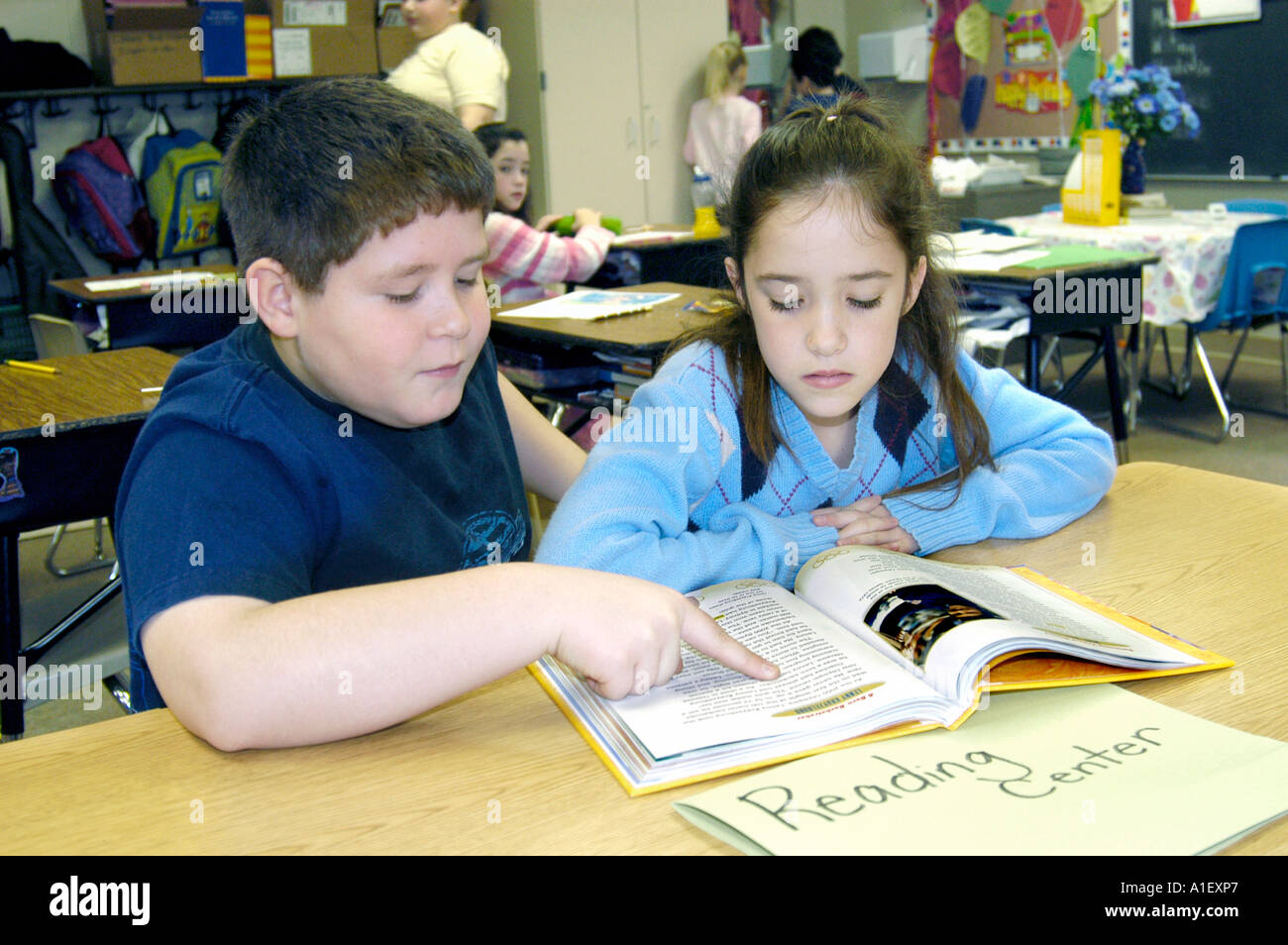 9 10 year old helping students hi-res stock photography and images - Alamy