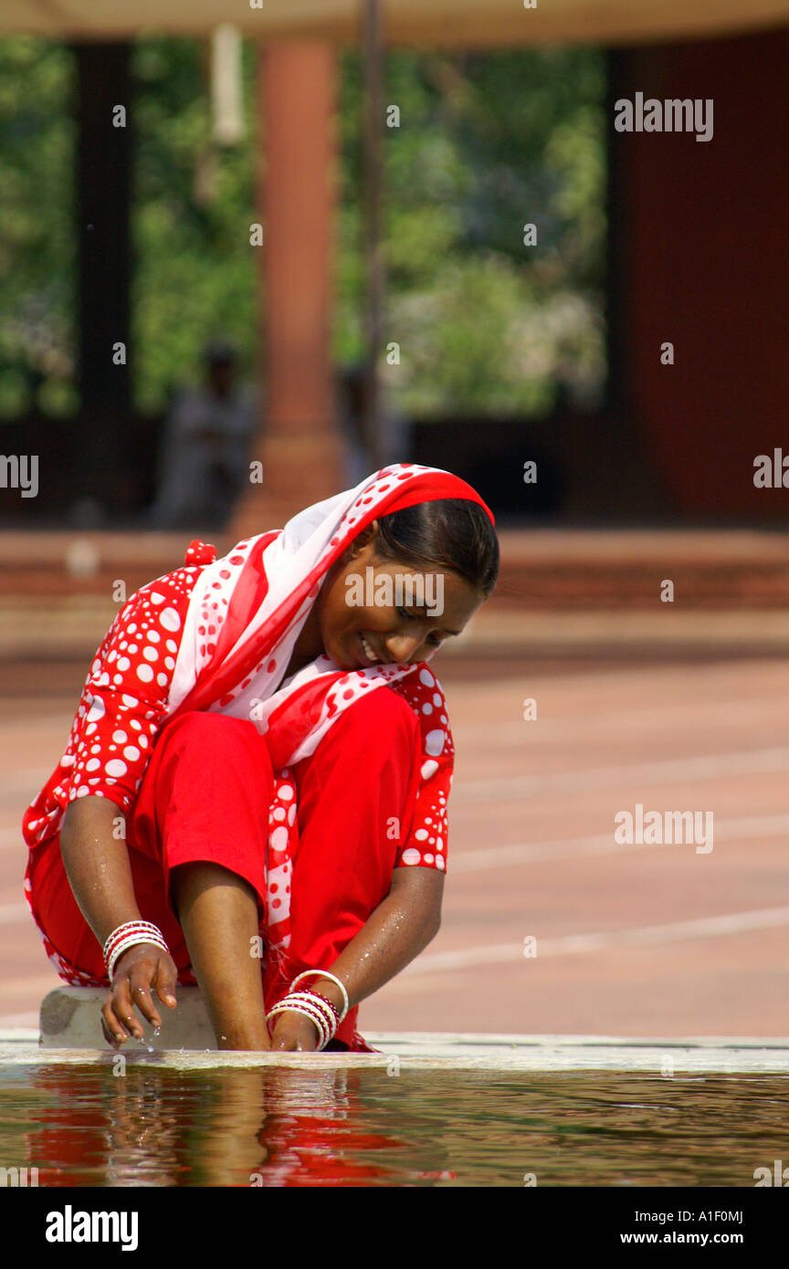 Muslim woman in red, ritual bath, Jama Masjid, New Delhi Stock Photo ...