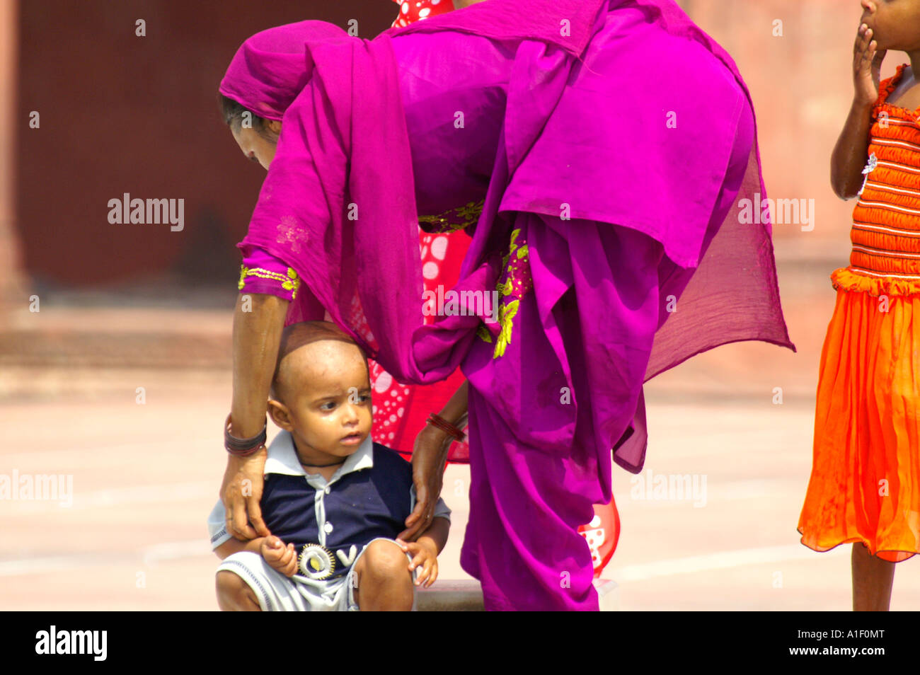 Violet sari hi-res stock photography and images - Alamy