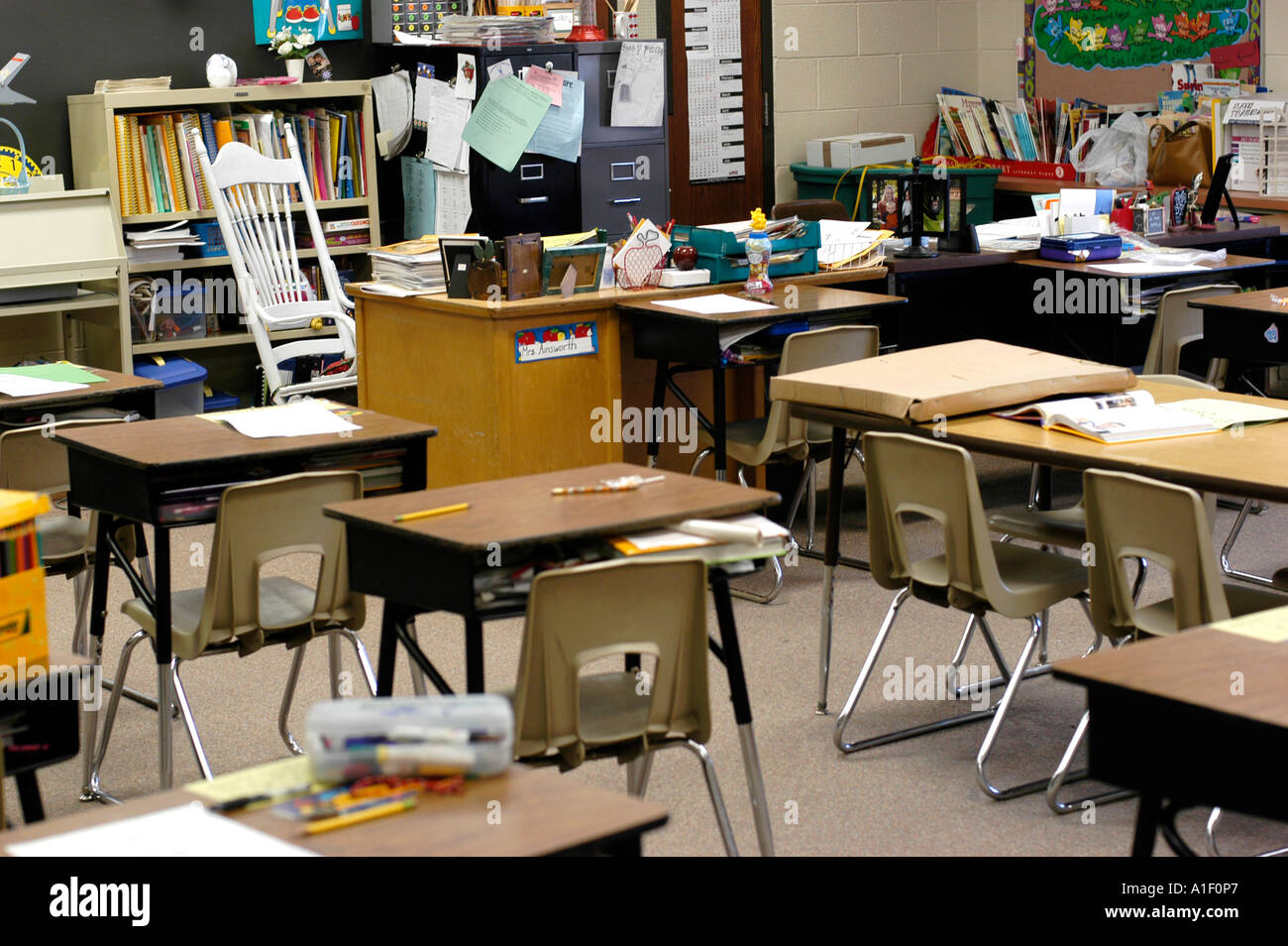 Empty elementary grade school classroom with desks and chairs Stock ...