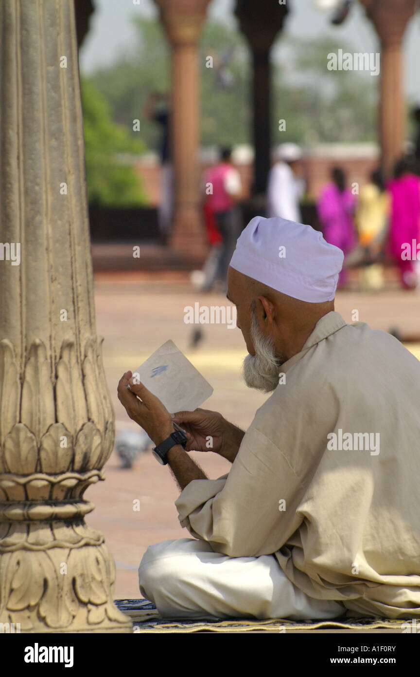 Delhi india man reading book hi-res stock photography and images - Alamy