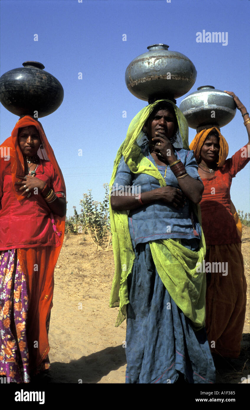 Rajasthan Thar desert women carry water Stock Photo - Alamy