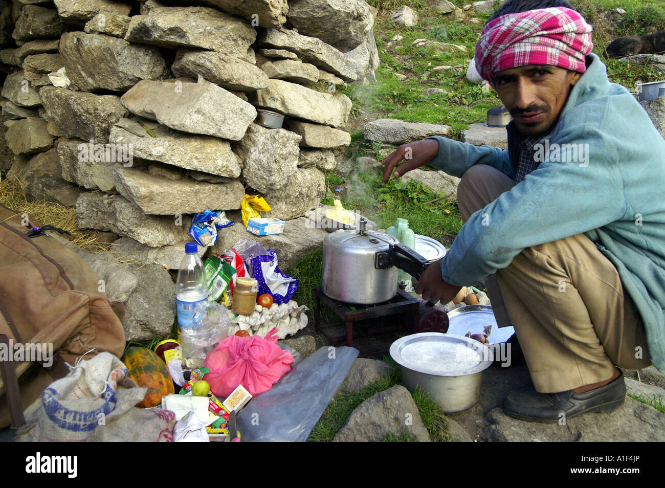 Indian man cooking outdoors in pressure cooker Stock Photo - Alamy