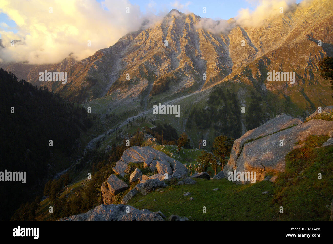 Dhauladhar range hi-res stock photography and images - Alamy