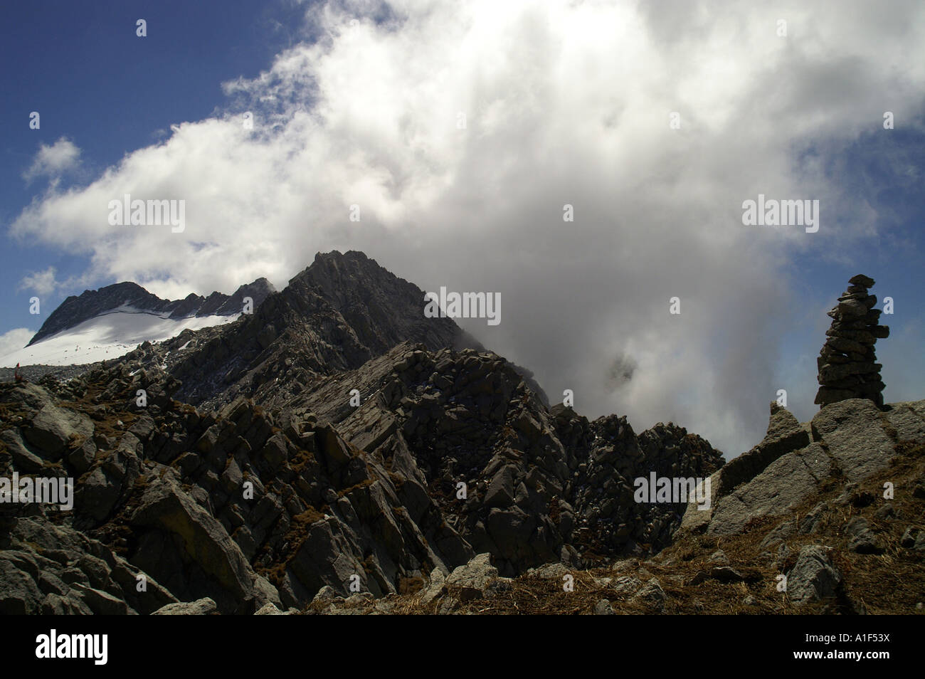 Dhauladhar peak hi-res stock photography and images - Alamy