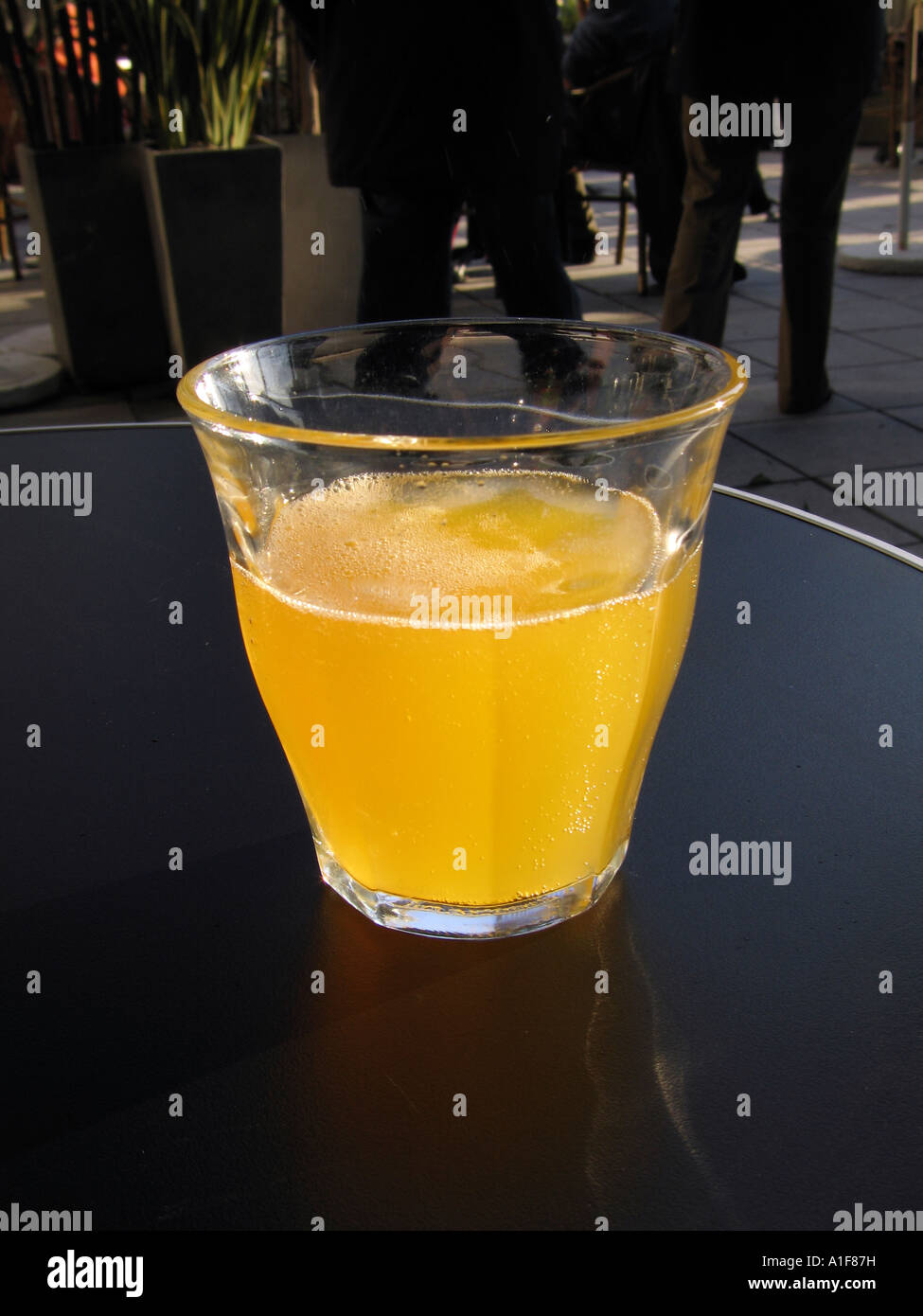 Reflection through drinks hi-res stock photography and images - Alamy