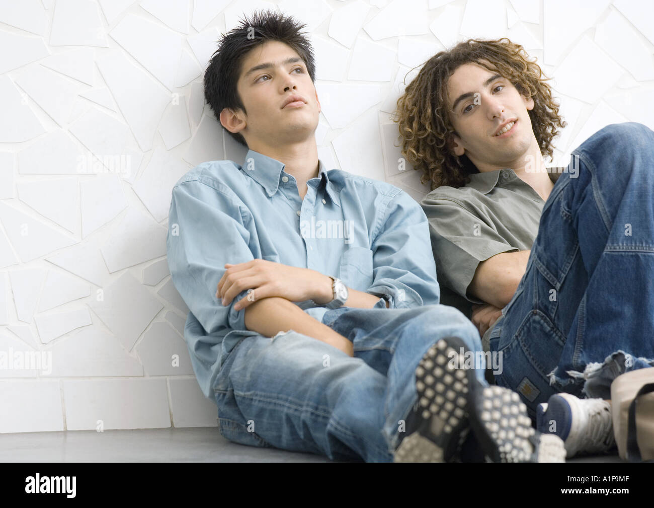Teenage group leaning against wall hi-res stock photography and images ...