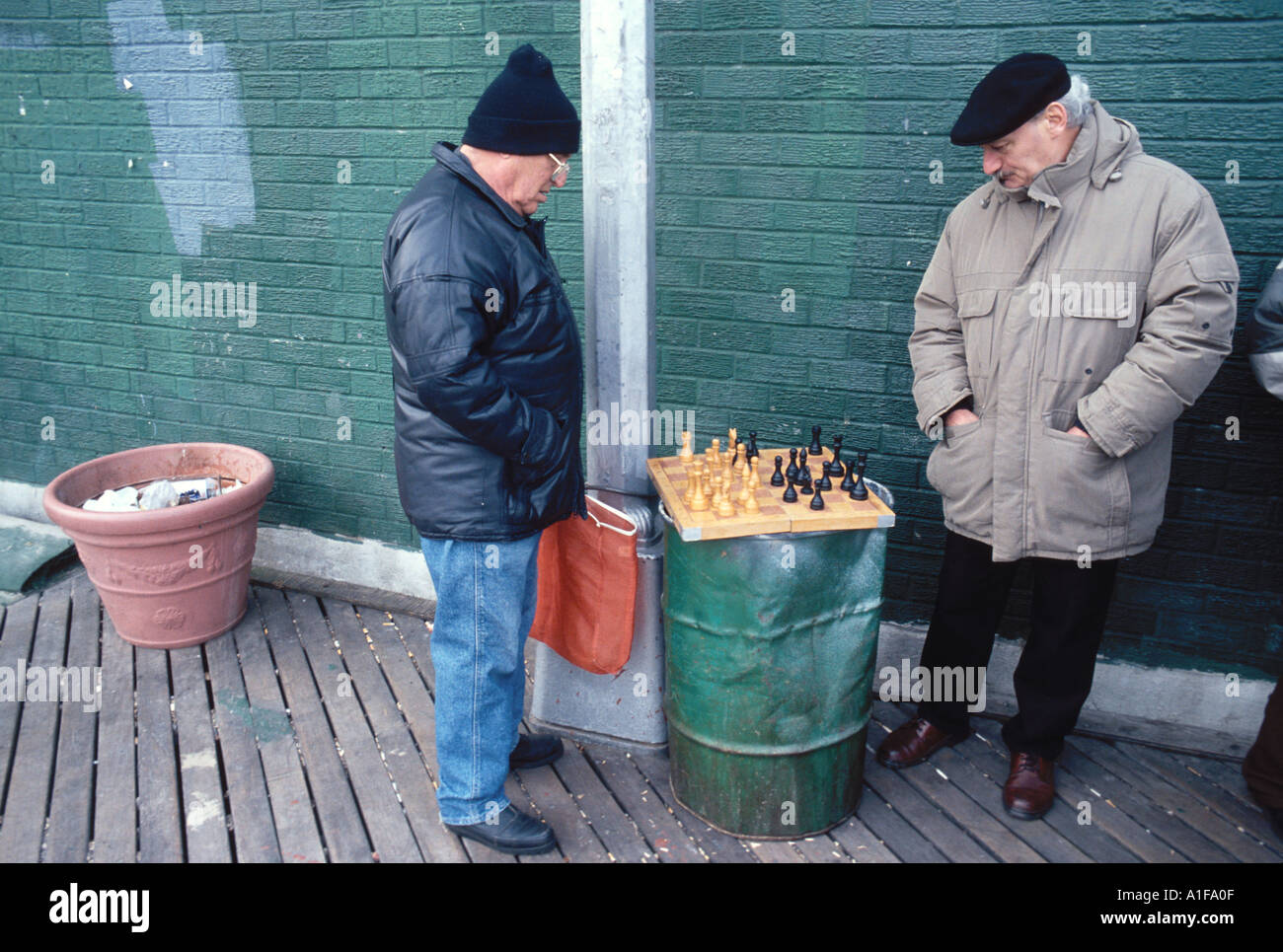 Playing chess at the beach hi-res stock photography and images - Alamy