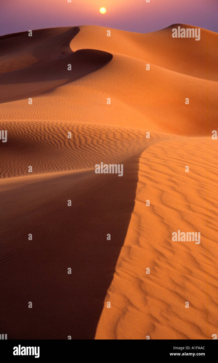 Sand dunes dubai hi-res stock photography and images - Alamy