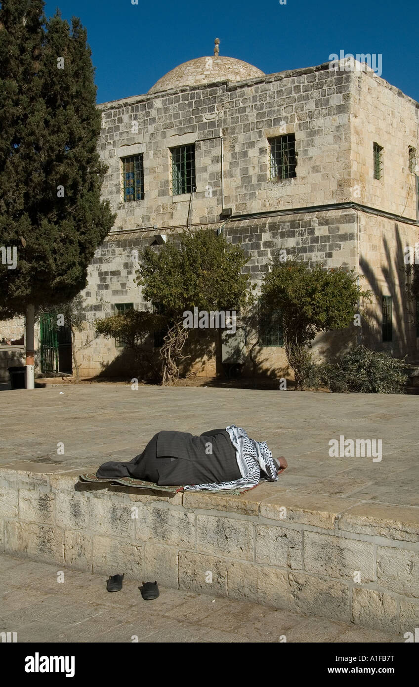 Man sleeping in mosque courtyard hi-res stock photography and images ...