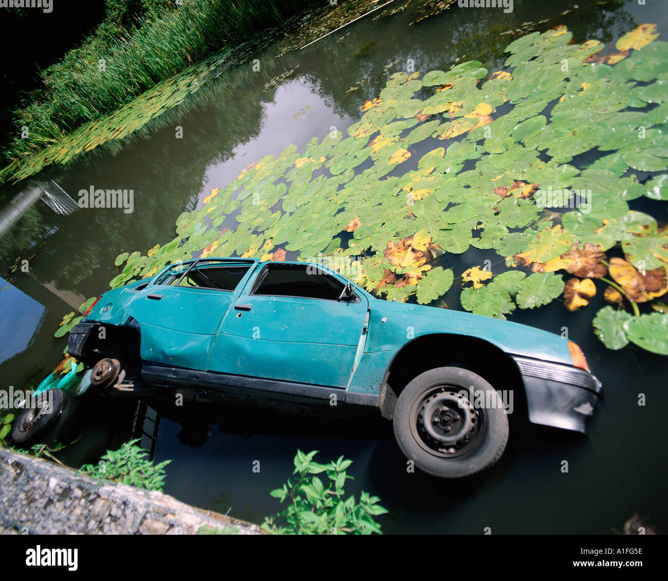 Car at lake hi-res stock photography and images - Alamy