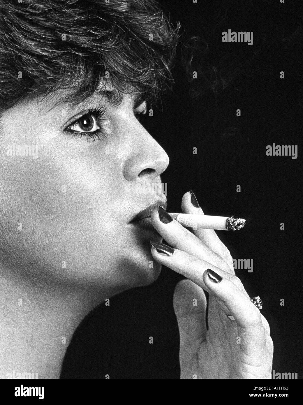 Young girl smoking cigarette Stock Photo - Alamy