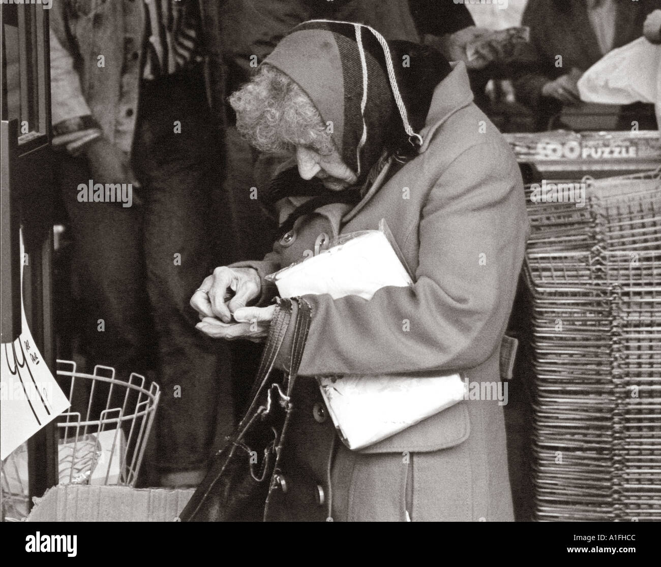 Old lady sorting through money to pay for a purchase Stock Photo - Alamy