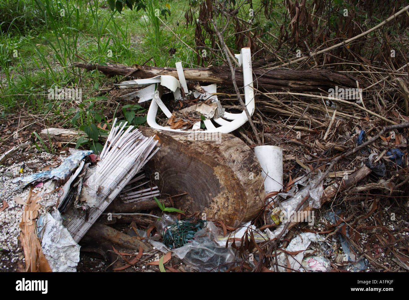 OLD JUNK DUMPED IN THE BUSH Stock Photo - Alamy