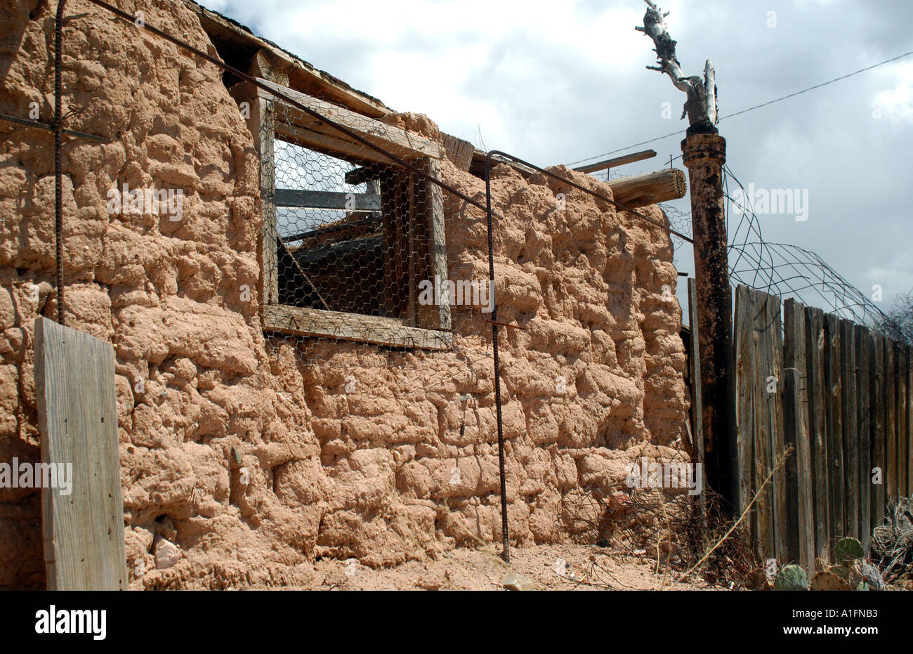 Adobe wall bricks mexico hi-res stock photography and images - Alamy